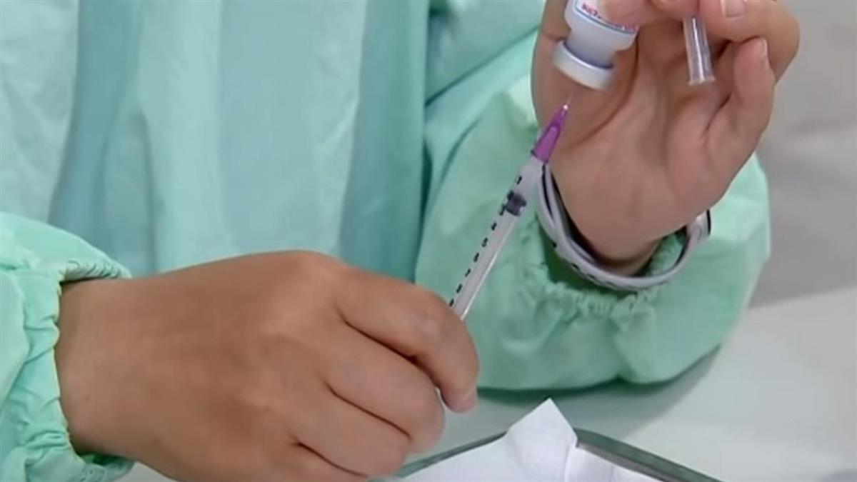 第17輪提供AZ、BNT一、二劑「含混打」 下周一開放預約 | 東森最即時最快速新聞