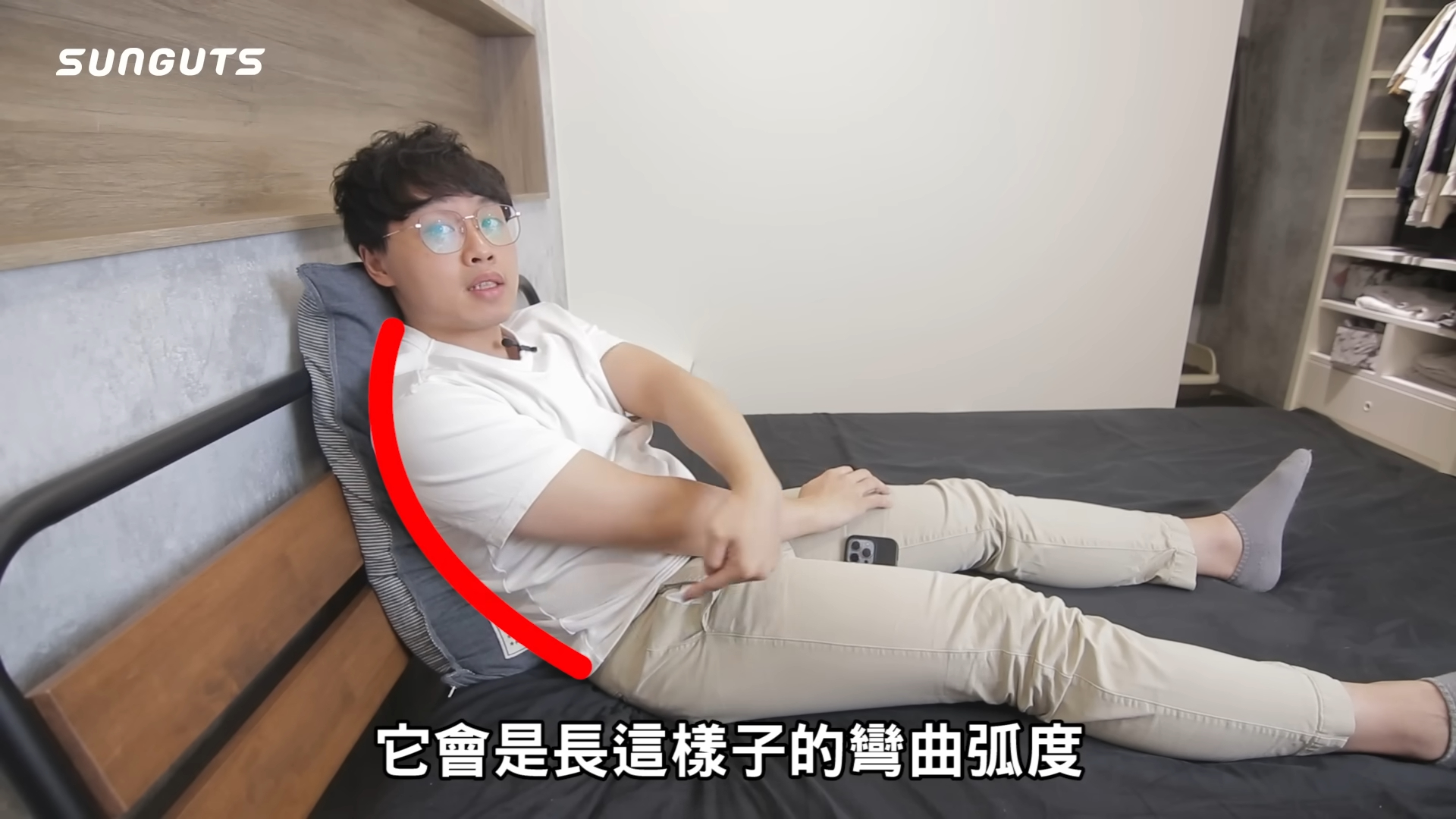 躺床上滑手機3姿勢超NG 過來人崩潰：我脊椎滑脫｜東森新聞