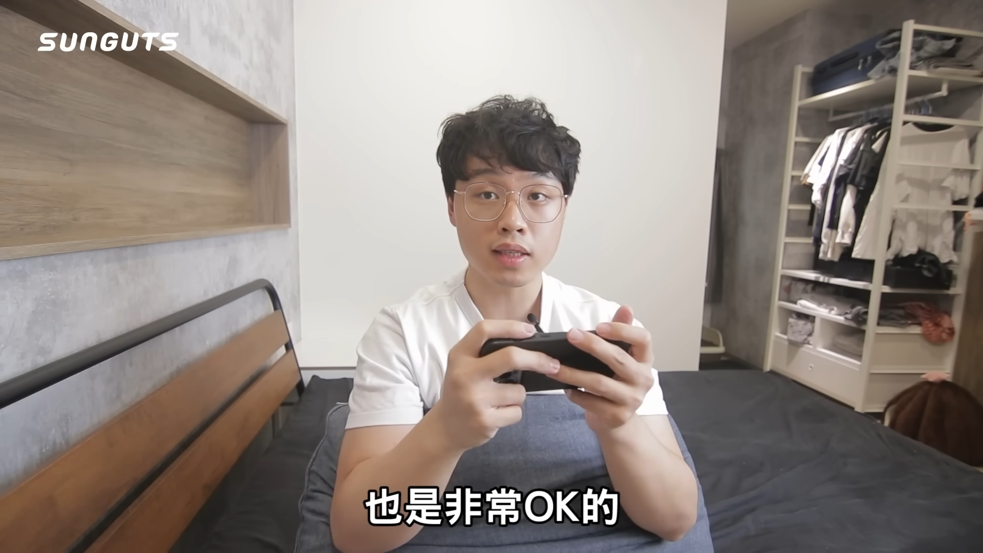 躺床上滑手機3姿勢超NG 過來人崩潰：我脊椎滑脫｜東森新聞