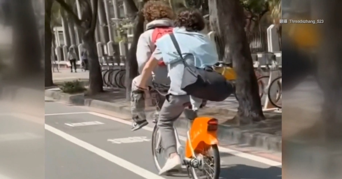 街頭亂象！雙載騎U-Bike電輔車 被載者坐菜藍上｜東森新聞