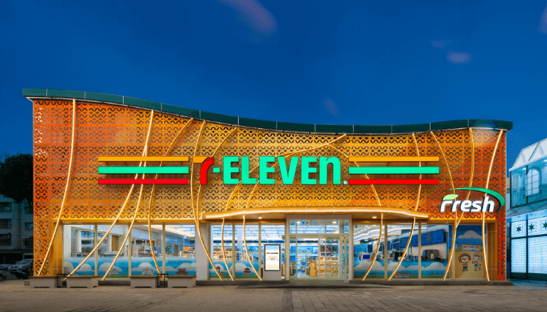 以為是超市！他逛這間7-11「原地嚇到」：很難想像｜東森新聞